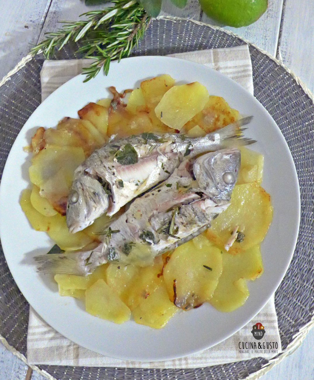Mormora in padella su letto di patate. Pesce fresco squisito e leggero